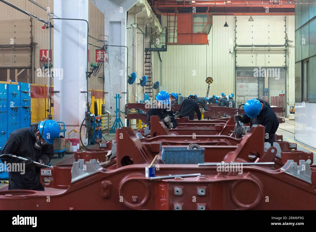 (140109) -- BEIJING, Jan. 9, 2014 (Xinhua) -- Workers make bogies, one ...