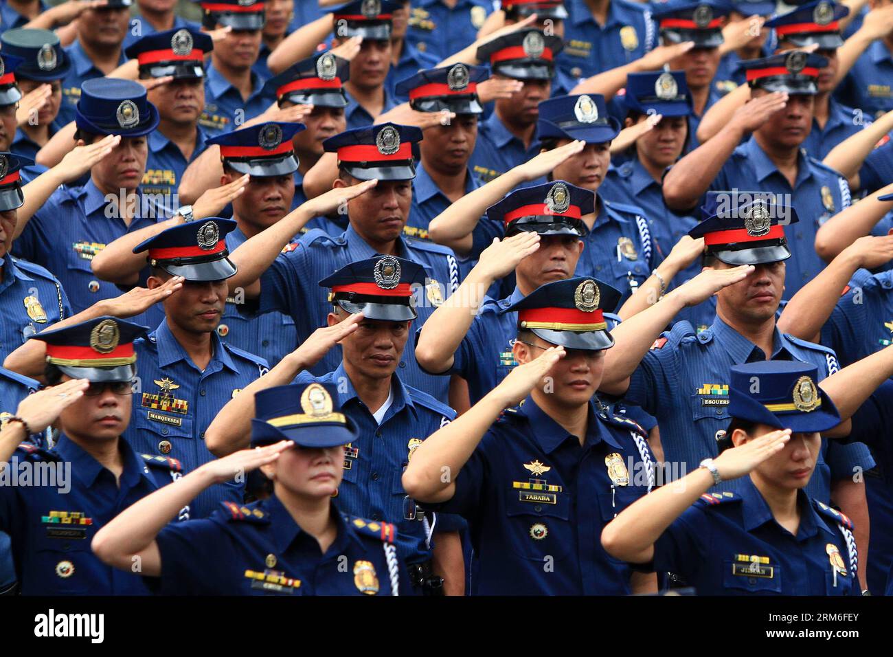 (140110) -- QUEZON CITY, Jan. 10, 2014 (Xinhua) -- Newly-promoted ...