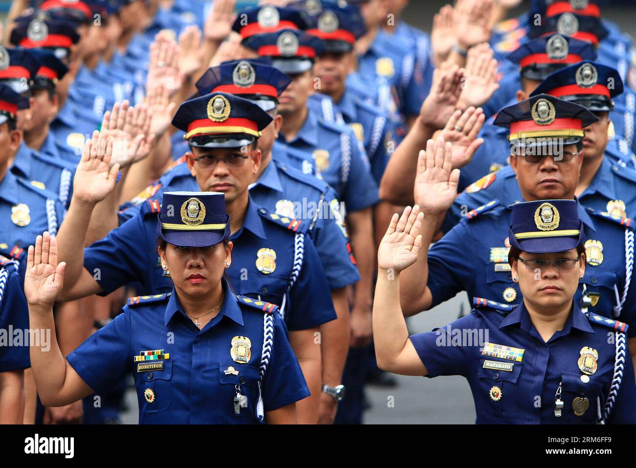 (140110) -- QUEZON CITY, Jan. 10, 2014 (Xinhua) -- Newly-promoted ...