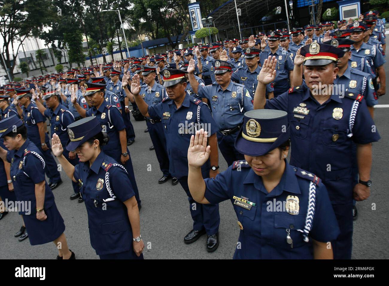 (140110) -- QUEZON CITY, Jan. 10, 2014 (Xinhua) -- Newly-promoted ...