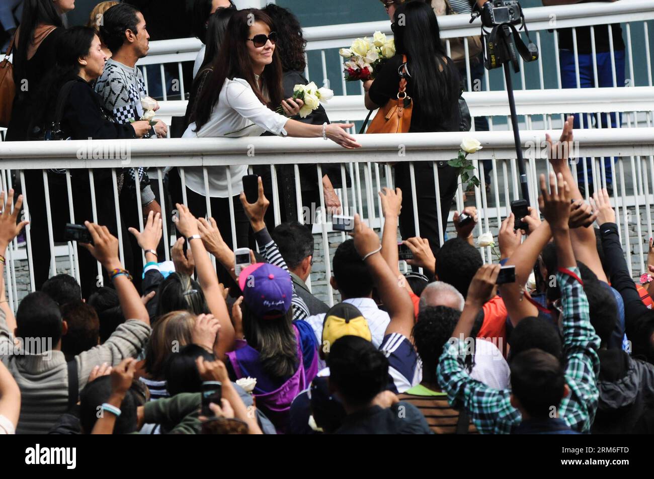 (140110) -- CARACAS, Jan. 10, 2014 (Xinhua) -- People attend the ...