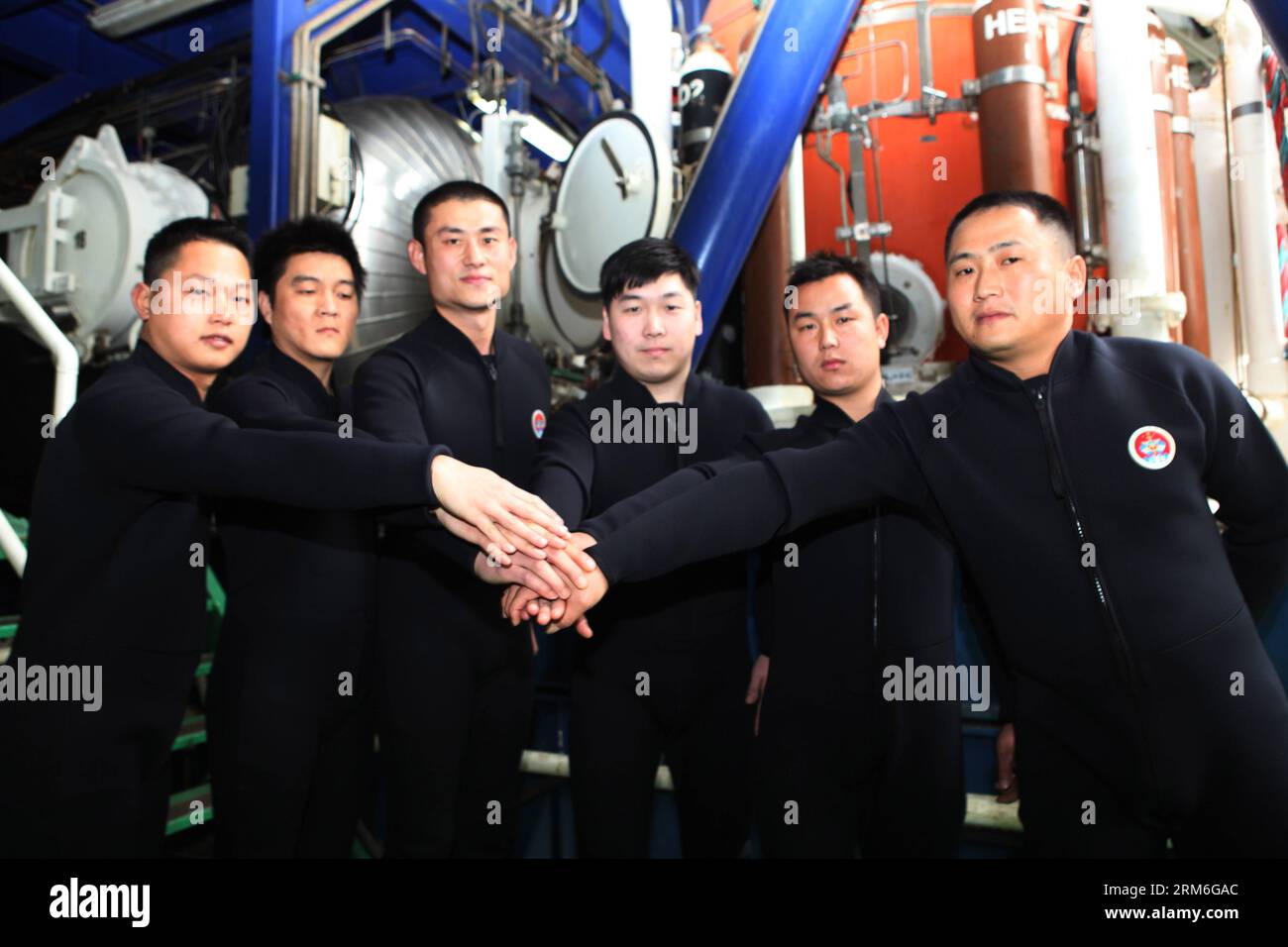 (140109) -- BEIJING, Jan. 9, 2014 (Xinhua) -- Six divers pose for a ...