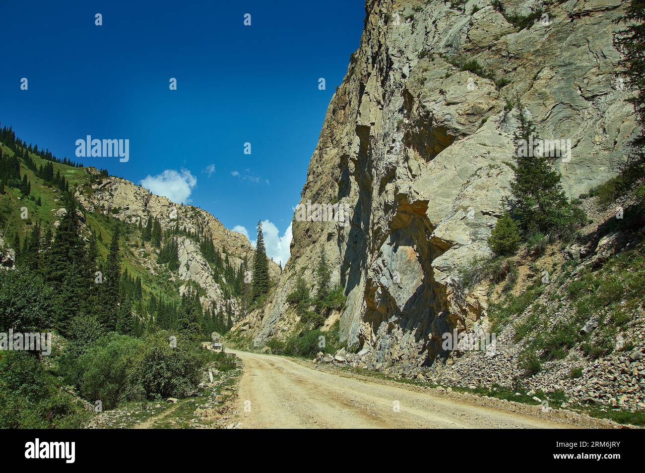 Gorge Moldo-Ashuu Rest Area , Beautiful view of the mountains ...