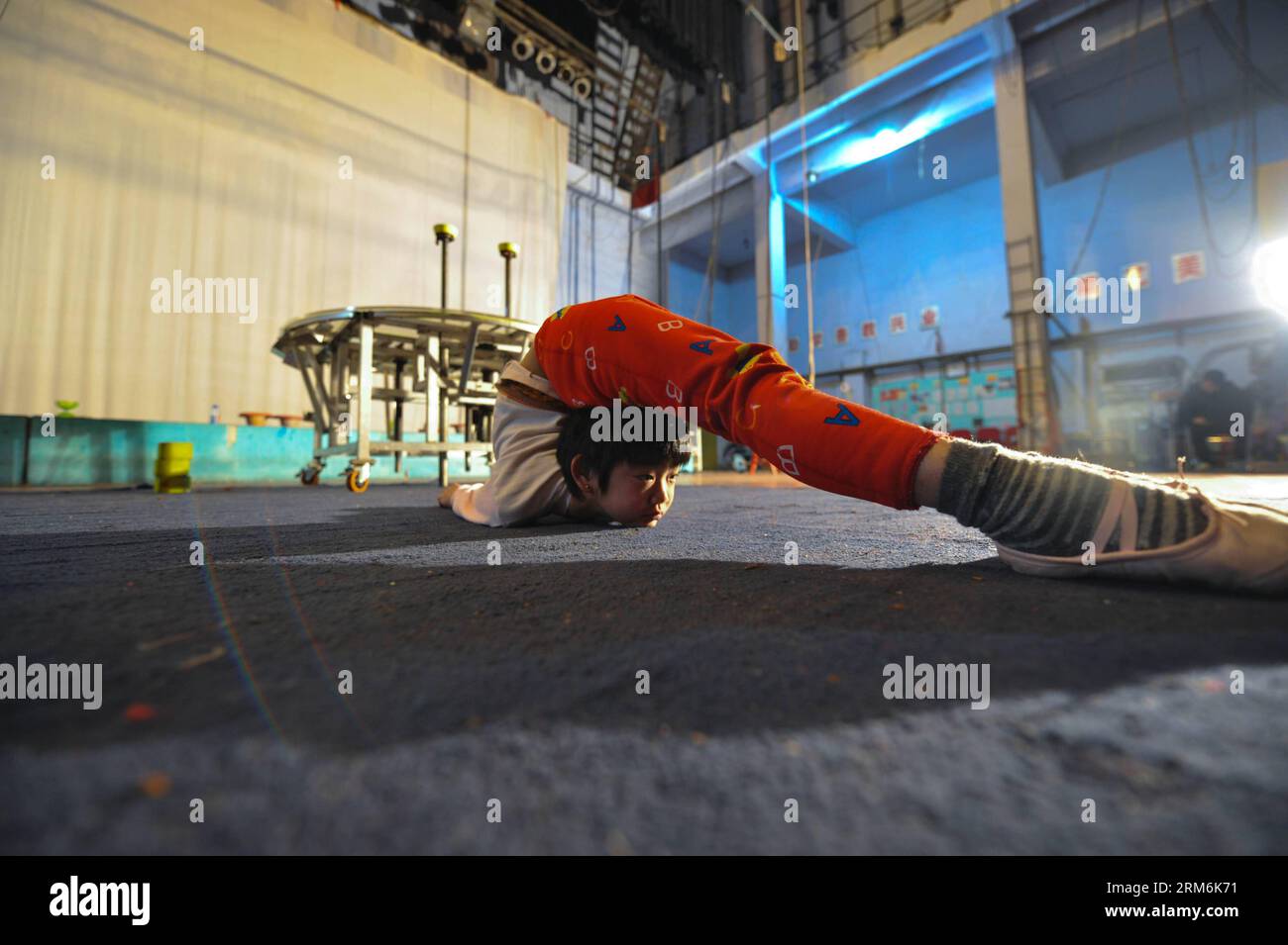 Chinachongqingacrobatic hi-res stock photography and images - Alamy