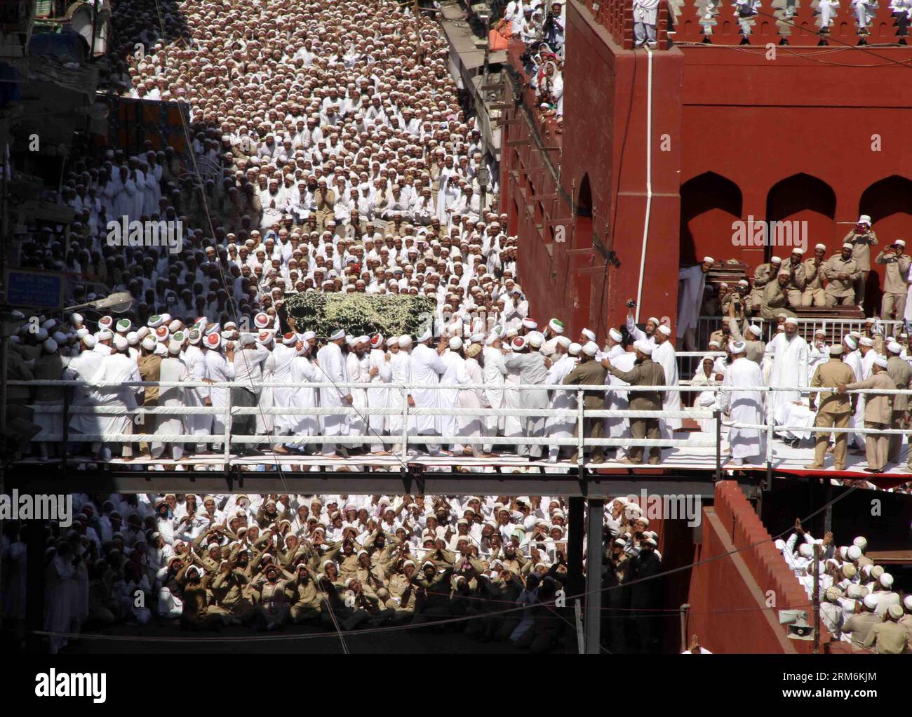 (140118) -- MUMBAI, Jan. 18, 2014 (Xinhua) -- Indian Muslims join the ...