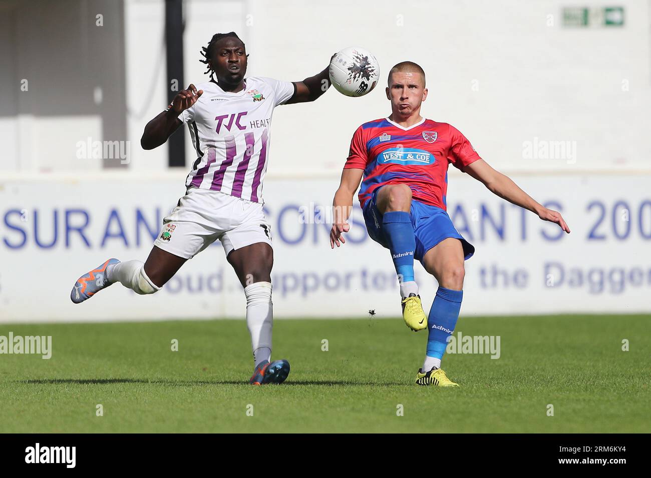 Sam Ling of Dagenham and Redbridge and Idris Kanu of Barnet during ...