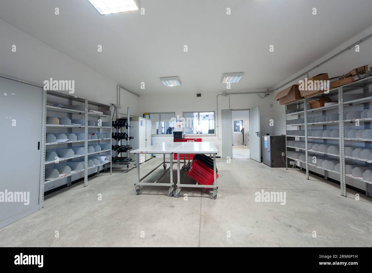 Industrial warehouse sorting hi-res stock photography and images - Alamy