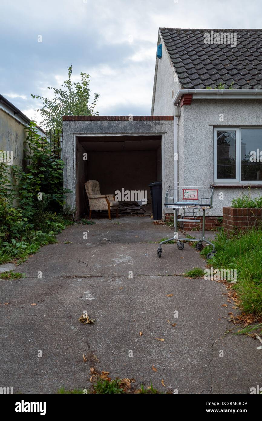 Empty house garage hi-res stock photography and images - Alamy