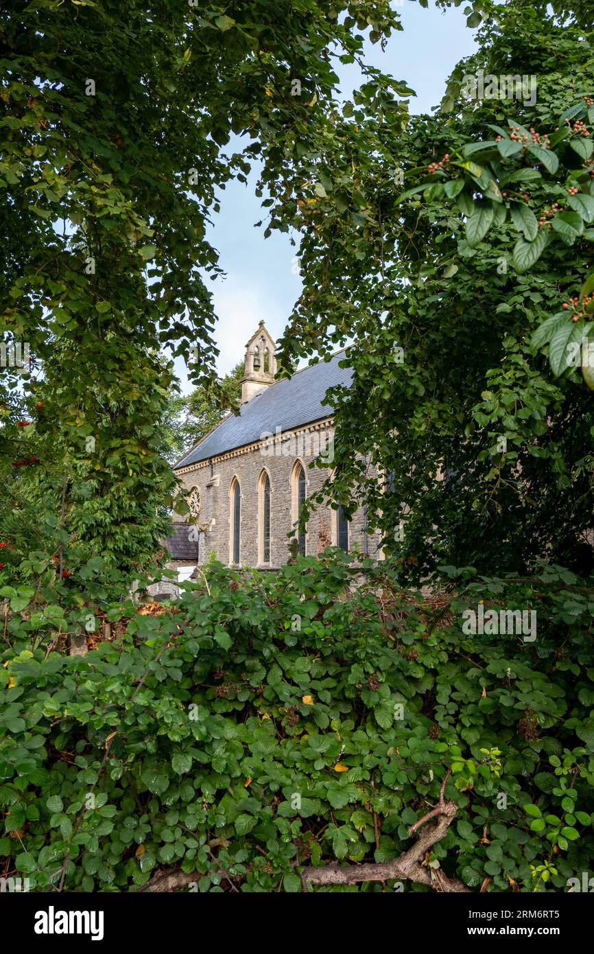 Christ Church seen through a hole in a hedge, Hanham, Bristol, UK Stock ...