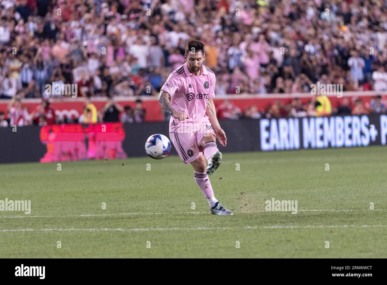 Direct free kick hi-res stock photography and images - Alamy
