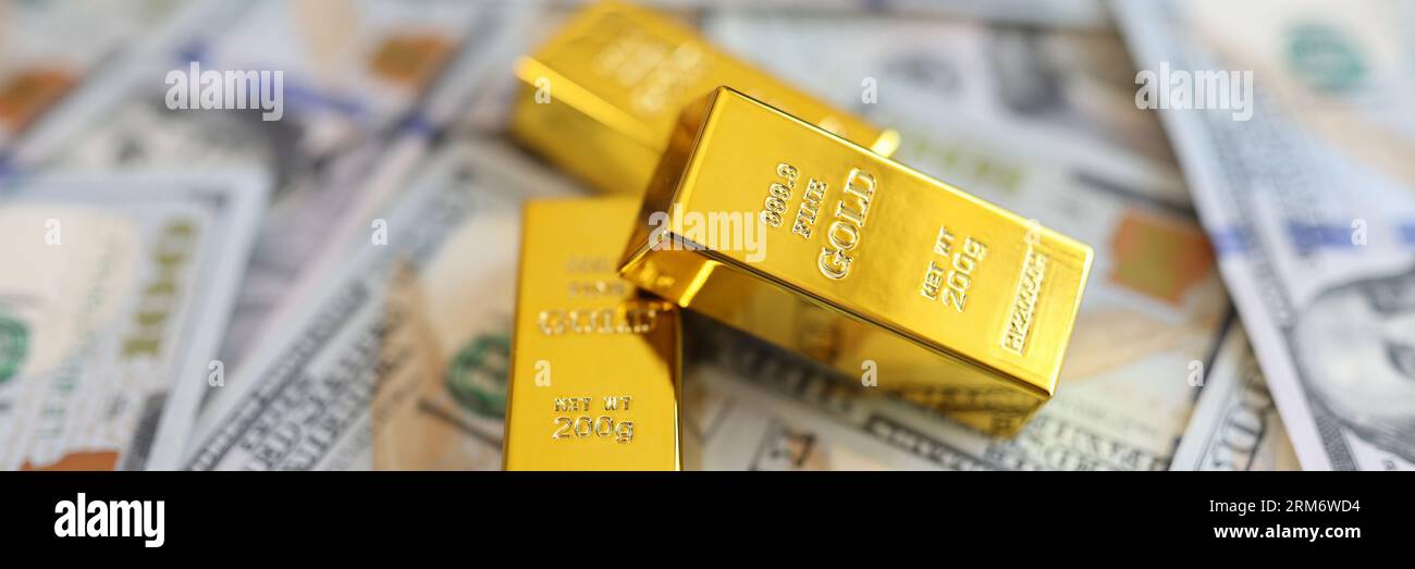 Gold bars on us dollar banknotes hi-res stock photography and images ...