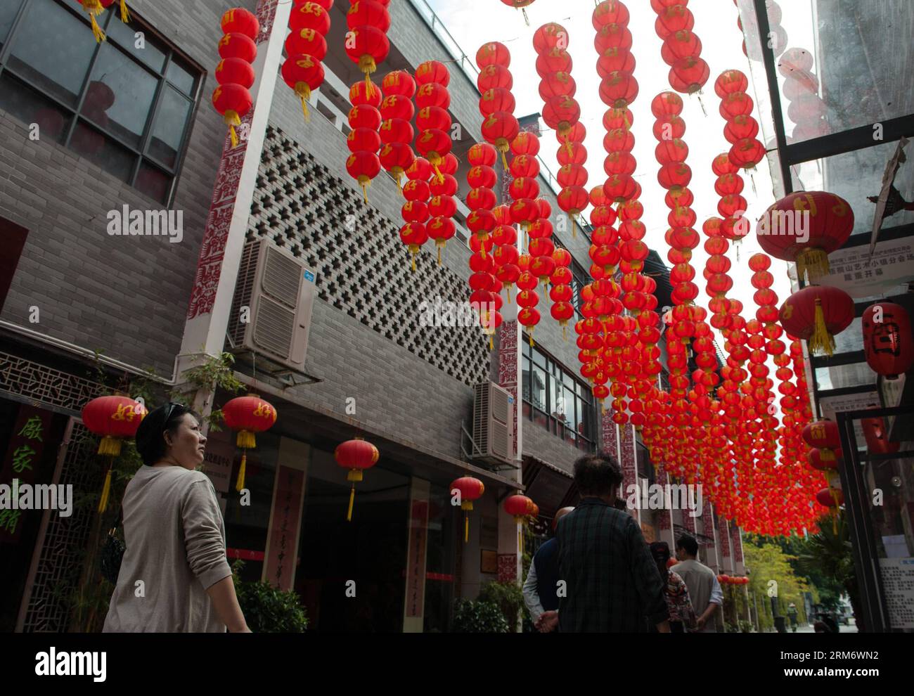 (140201) -- SHENZHEN, Feb. 1, 2014 (Xinhua) -- Visitors walk on a ...