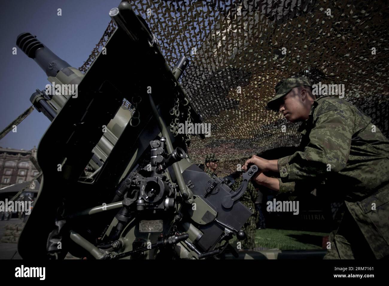 (140208) -- MEXICO CITY, Feb. 8, 2014 (Xinhua) -- A soldier ...
