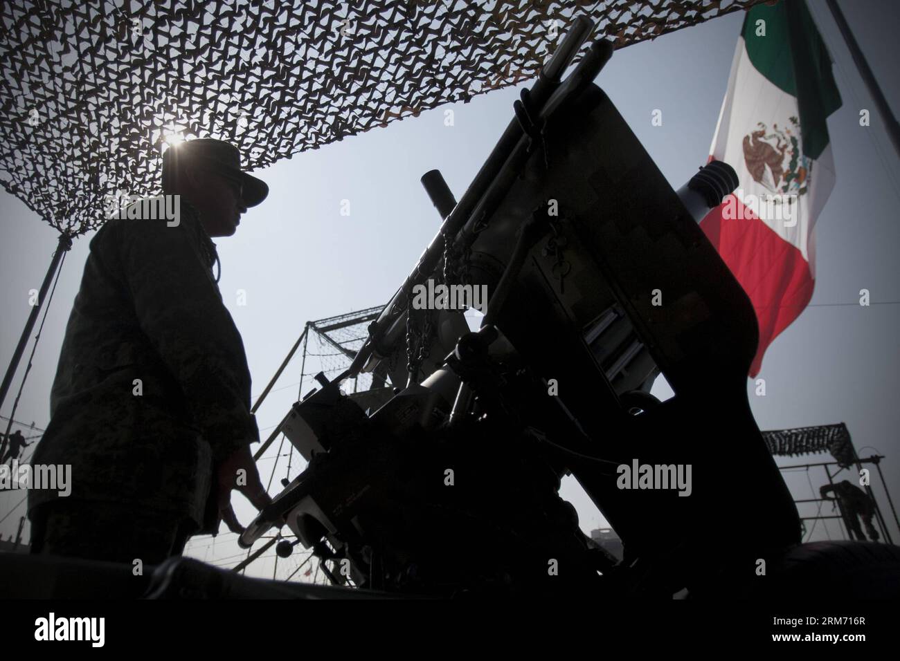 (140208) -- MEXICO CITY, Feb. 8, 2014 (Xinhua) -- A soldier ...