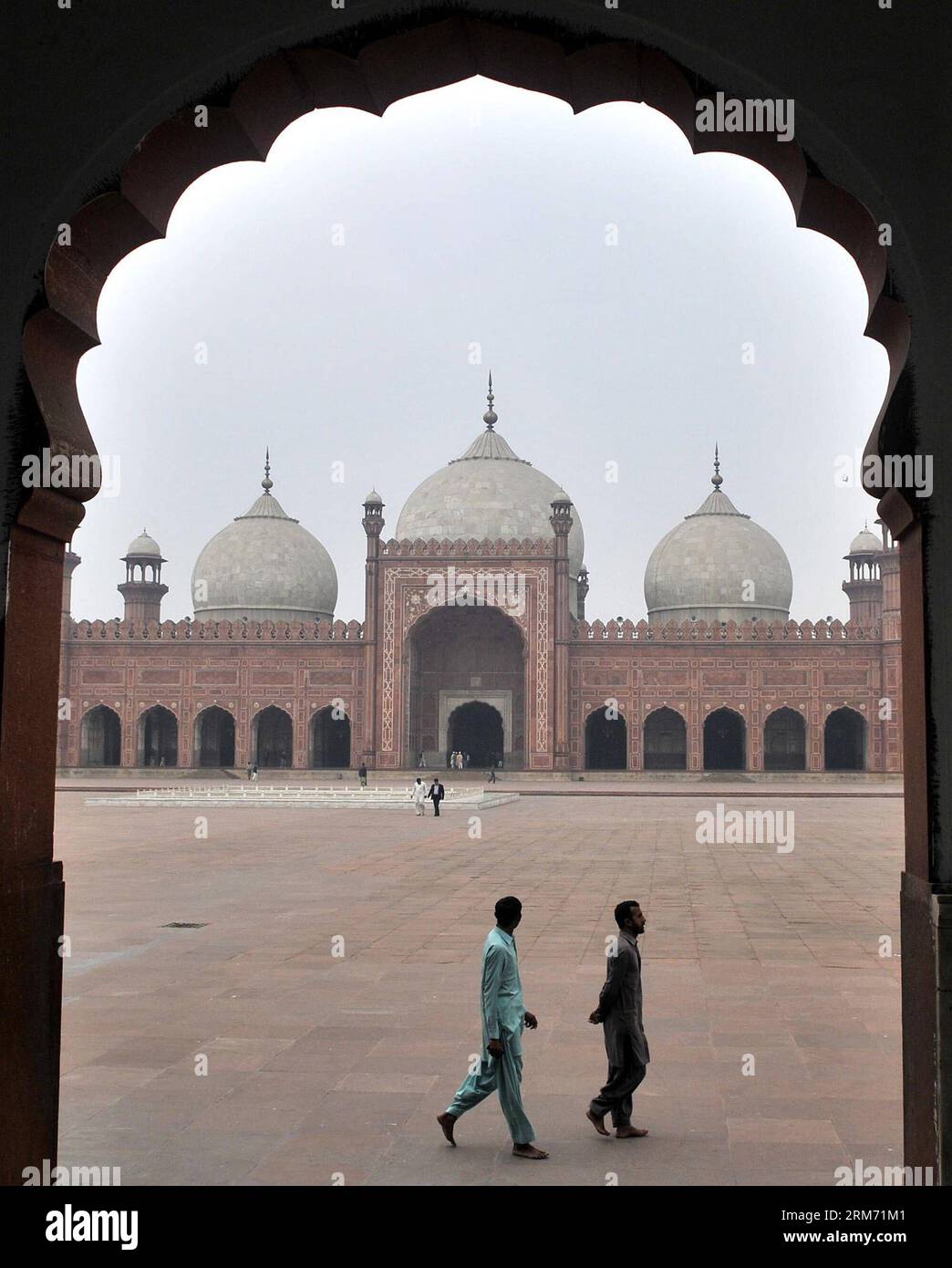 (140209) -- LAHORE, Feb. 9, 2014 (Xinhua) -- Tourists visit the ...