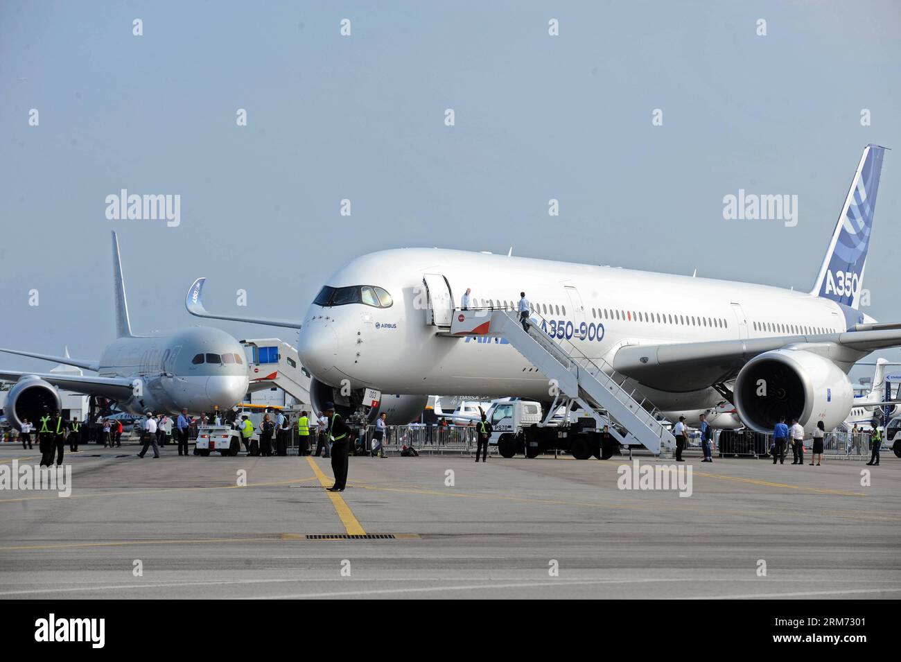 Boeing 787 dreamliner static display hi-res stock photography and ...