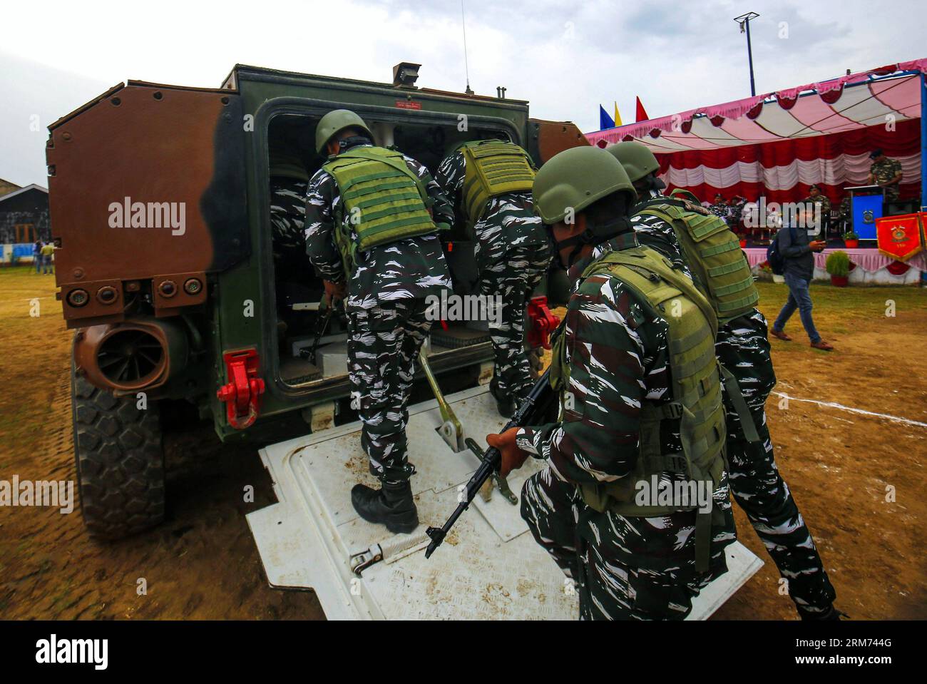 Soldiers in amphibious vehicle hi-res stock photography and images - Alamy
