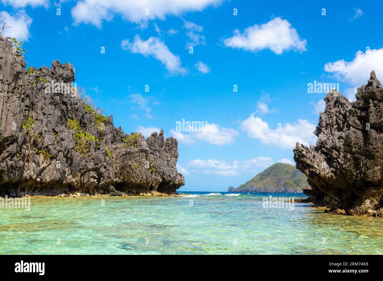 Hidden beach in Matinloc Island, El Nido, Palawan, Philippines ...