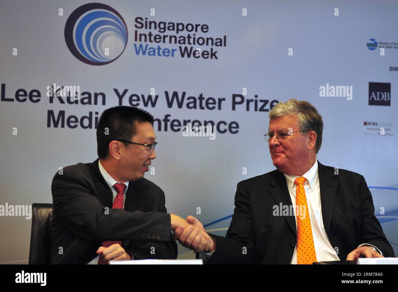 (140218) -- SINGAPORE, Feb. 18, 2014 (Xinhua) -- Michael Markus (R ...