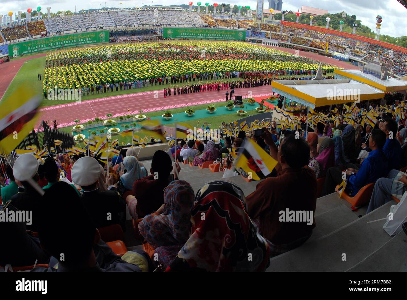 (140223) -- BANDAR SERI BEGAWAN, Feb. 23, 2014 (Xinhua) -- Performers ...