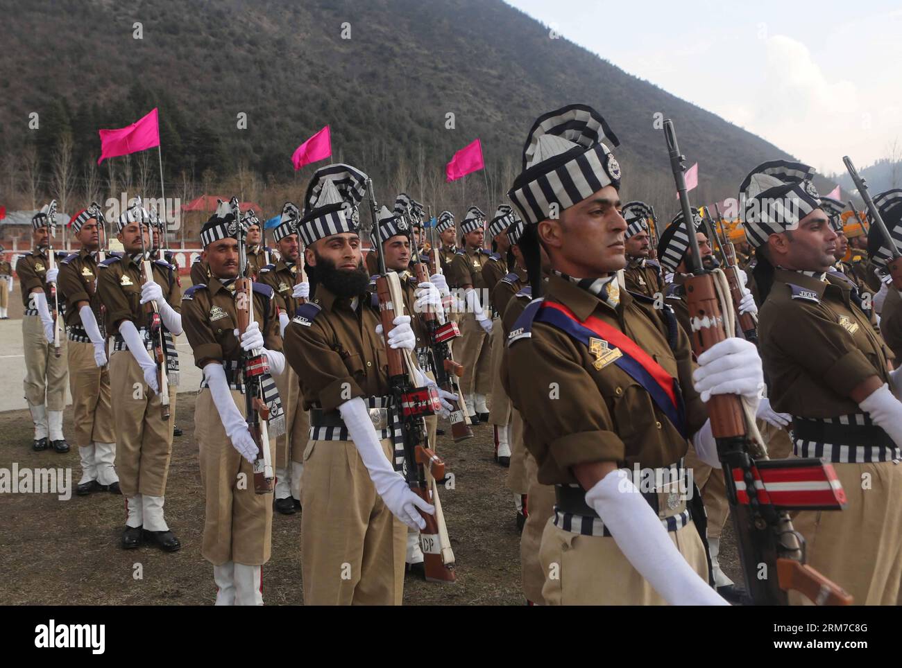 (140224) -- SRINAGAR, Feb. 24, 2014 (Xinhua) -- Recruits of Indian ...