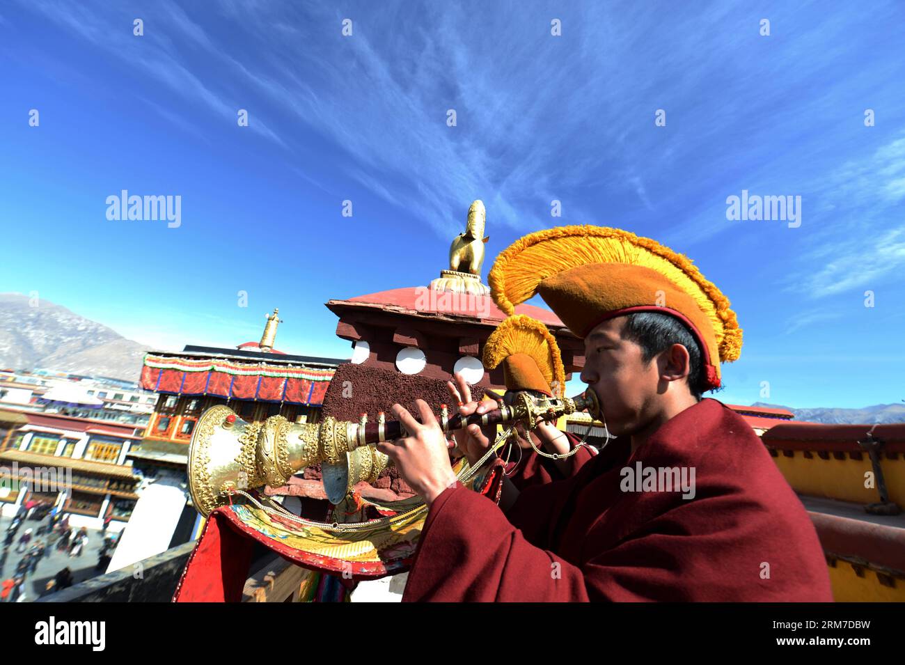 (140226) -- LHASA, Feb. 26, 2014 (Xinhua) -- Monks play horn at the ...