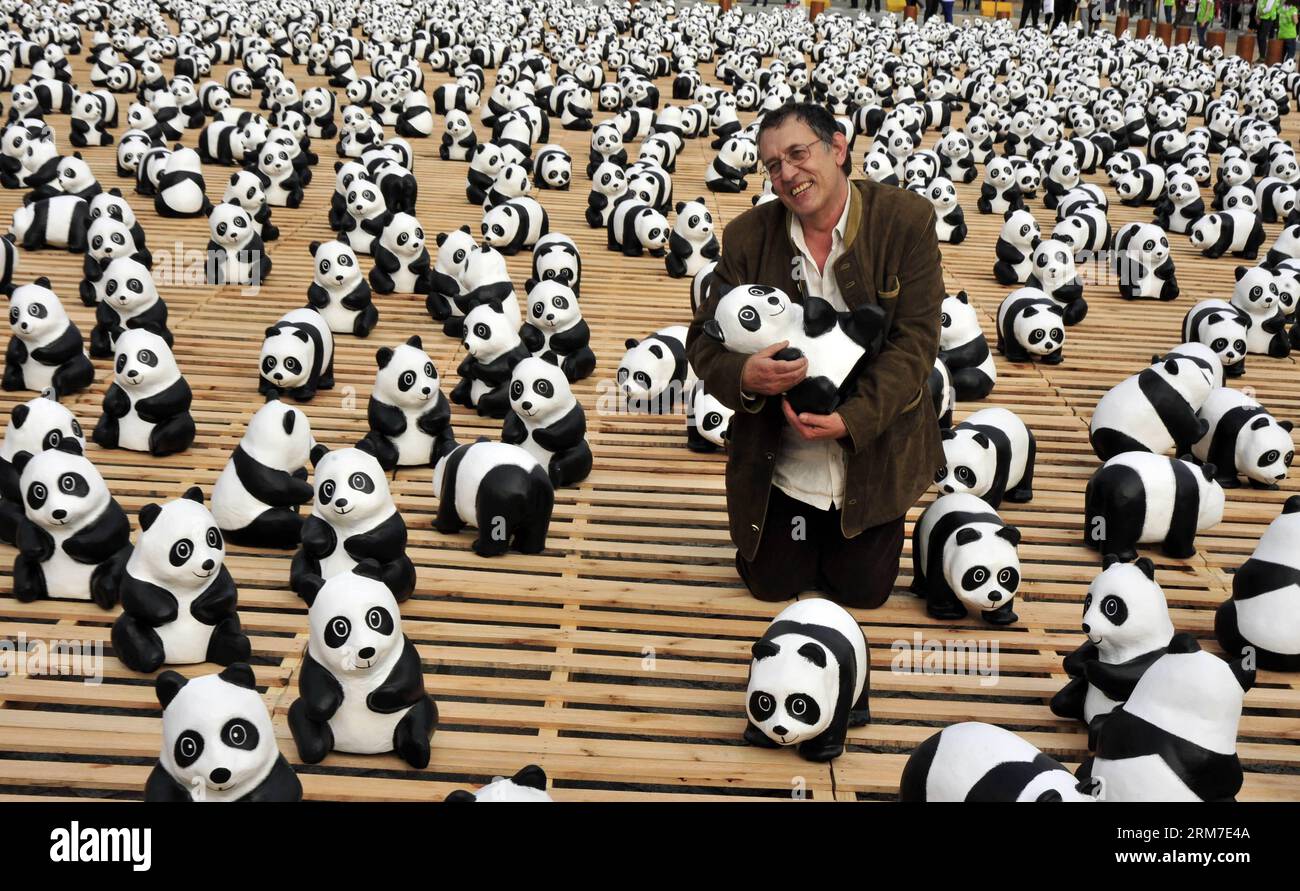 Charity skulptur hi-res stock photography and images - Alamy