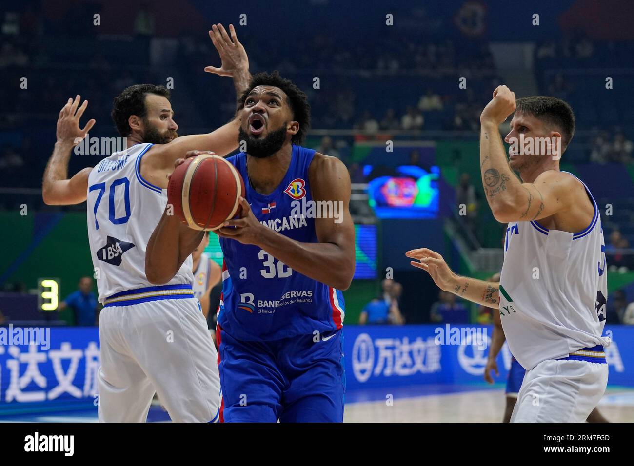 Dominican Republic forward Karl-Anthony Towns (32) against Italy ...