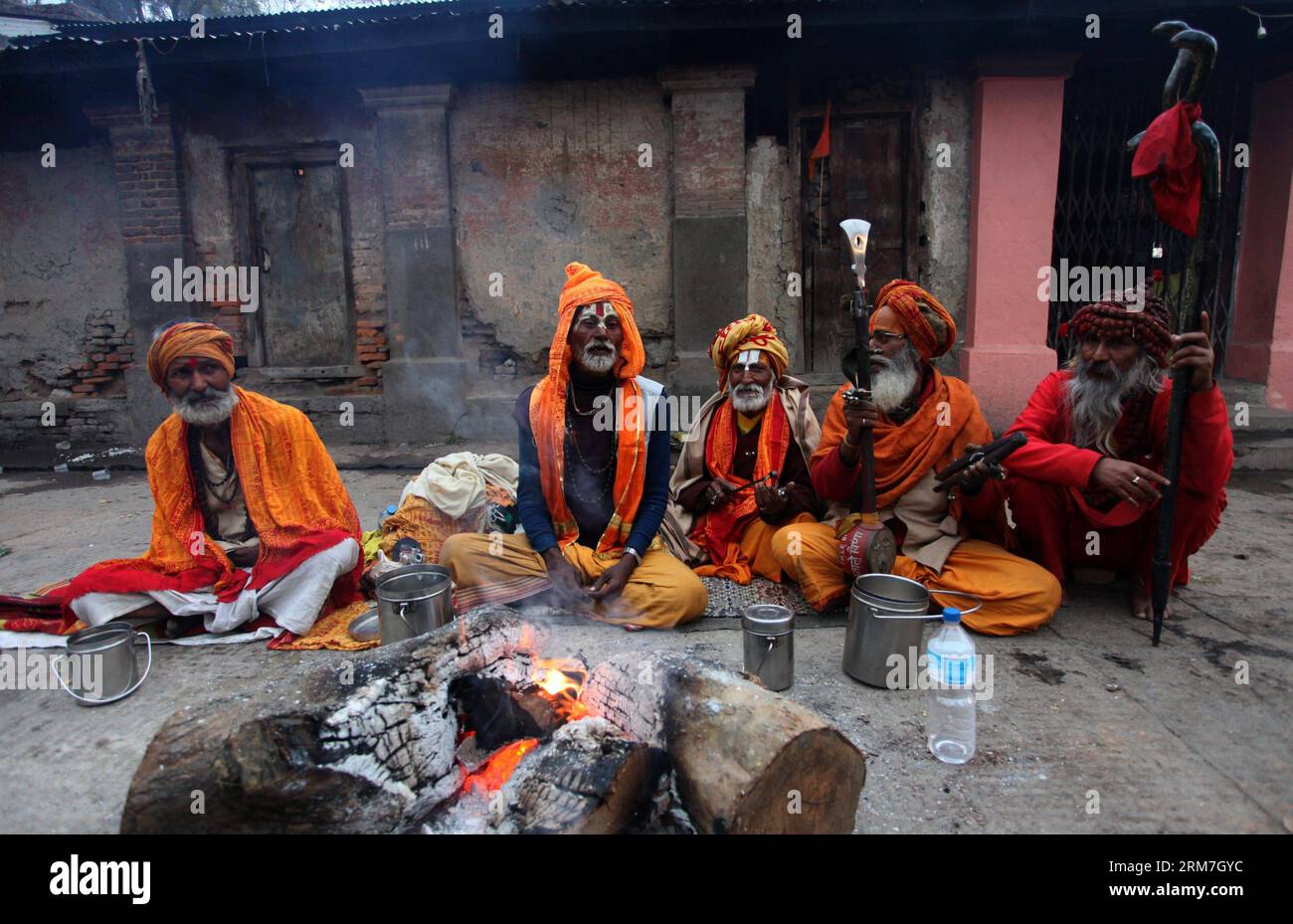 Hindu devotees praying shiva temple hi-res stock photography and images ...