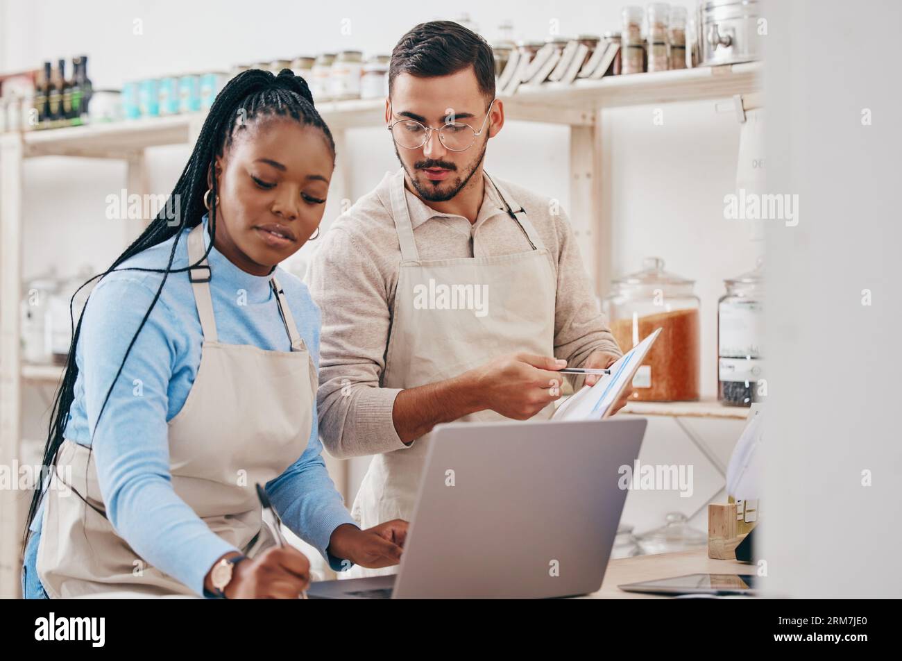 Manager workers talking grocery store hi-res stock photography and ...