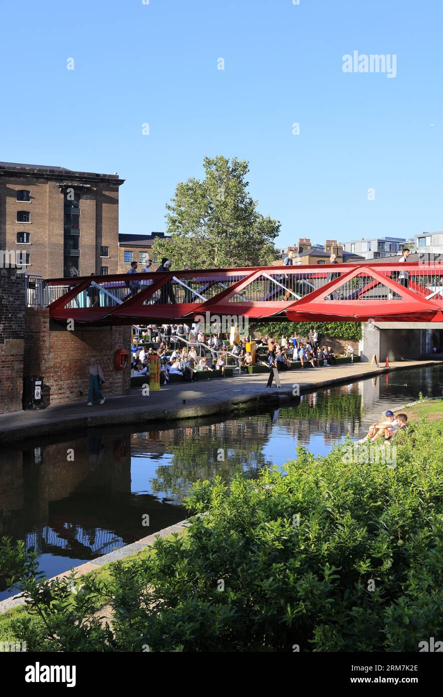 Esperance Bridge over Regent's Canal to Granary Square at Kings Cross ...