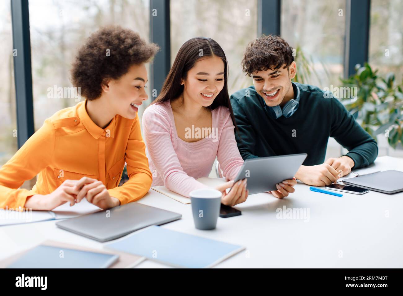 High students discussing table hi-res stock photography and images - Alamy