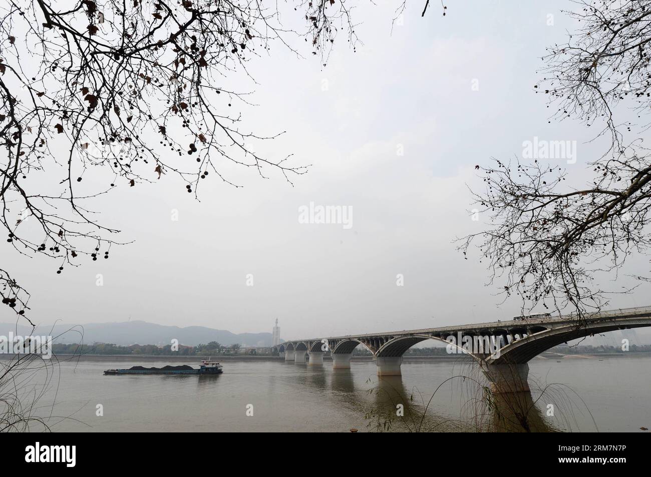 (140310) -- CHANGSHA, March 10, 2014 (Xinhua) -- A vessel sails on the ...