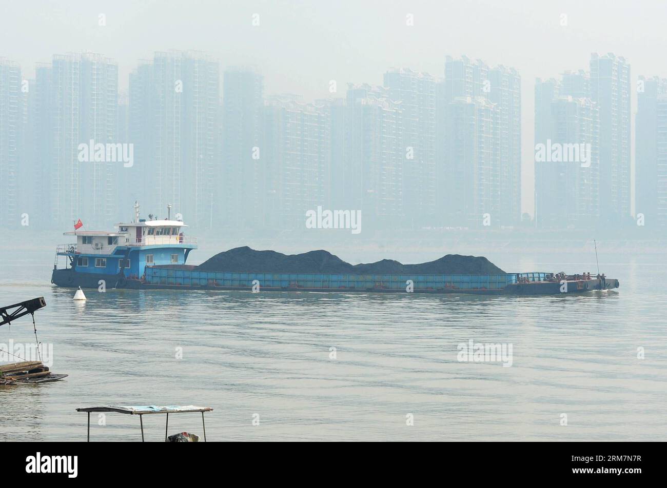 (140310) -- CHANGSHA, March 10, 2014 (Xinhua) -- A vessel sails on the ...