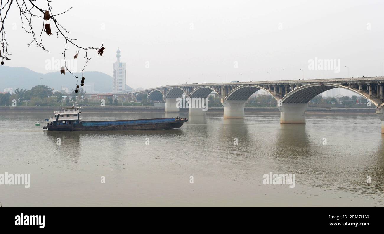(140310) -- CHANGSHA, March 10, 2014 (Xinhua) -- A vessel sails on the ...