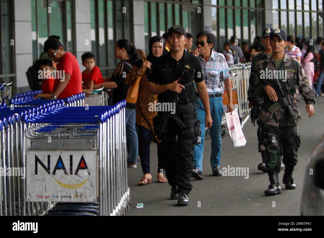 (140311) -- MANILA, March 11, 2014 (Xinhua) -- Members of the Aviation ...