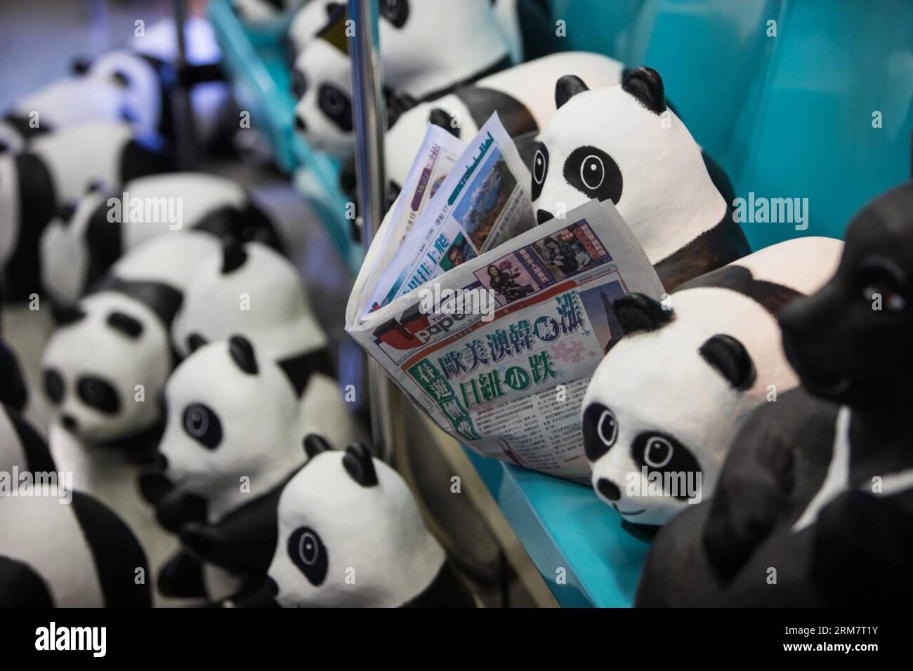 (140314) -- TAIPEI, March 14, 2014 (Xinhua) -- Paper pandas are seen in ...