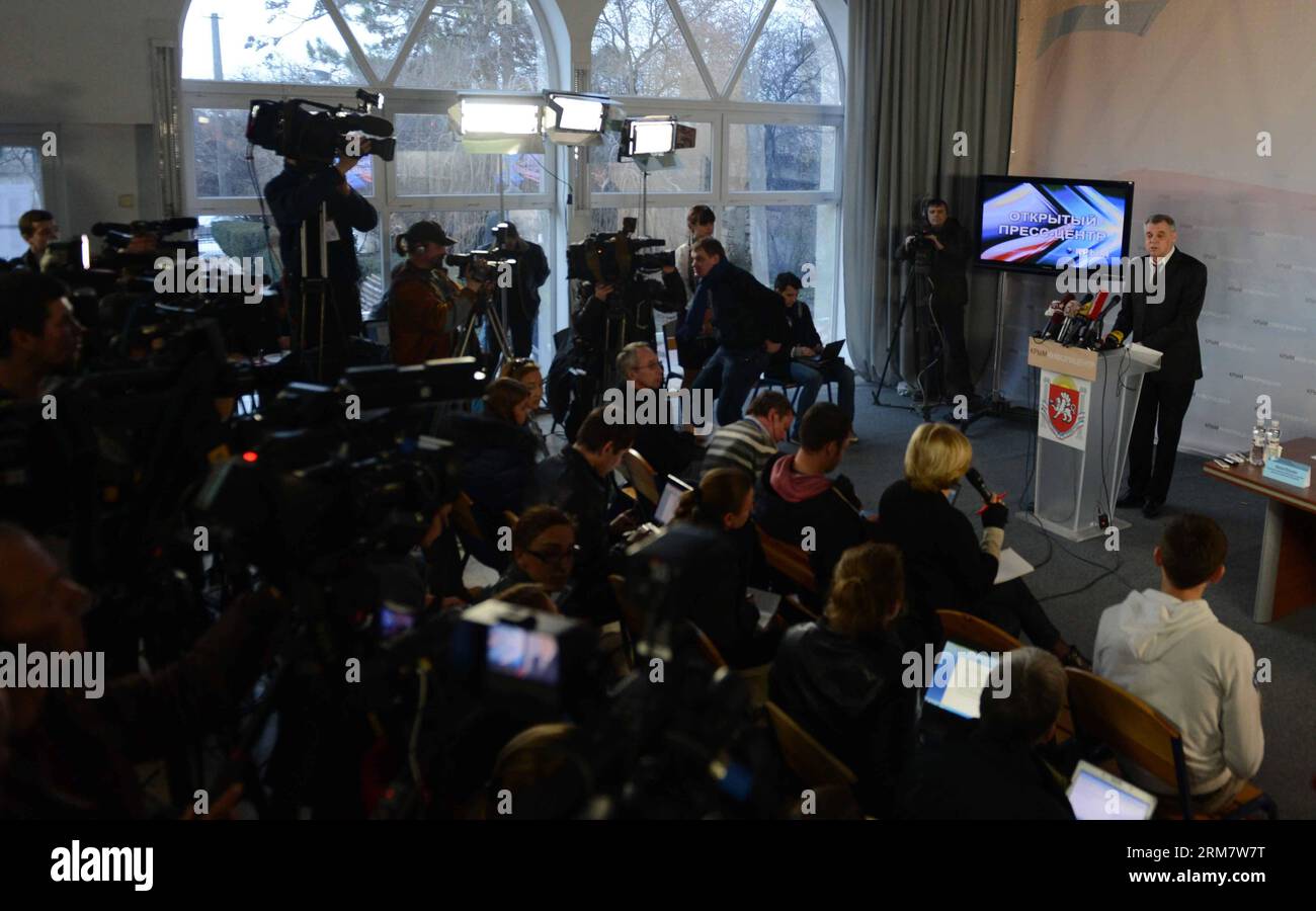 (140316) -- SIMFEROPOL, March 16, 2014 (Xinhua) -- Mikhail Malyshev (R), chairman of the ...