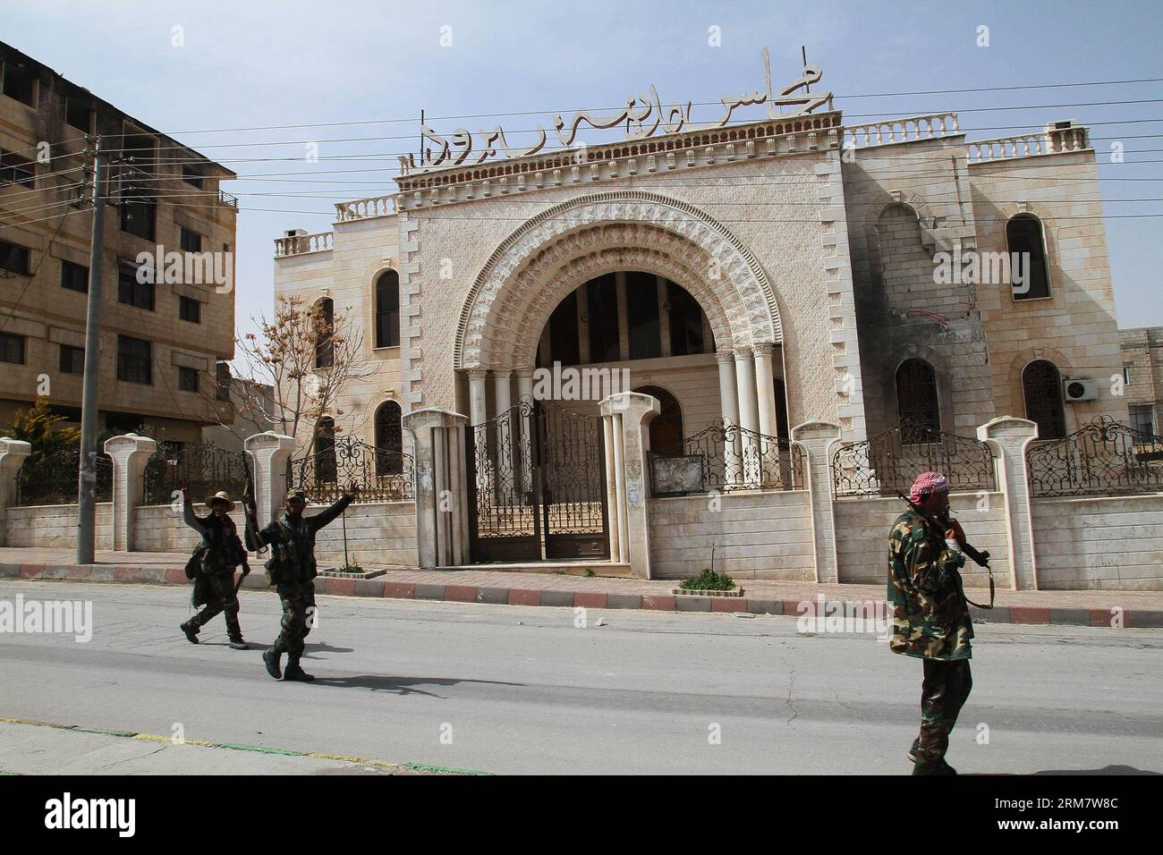 (140316) -- YABROUD, March 16, 2014 (Xinhua) -- Military personnel walk ...