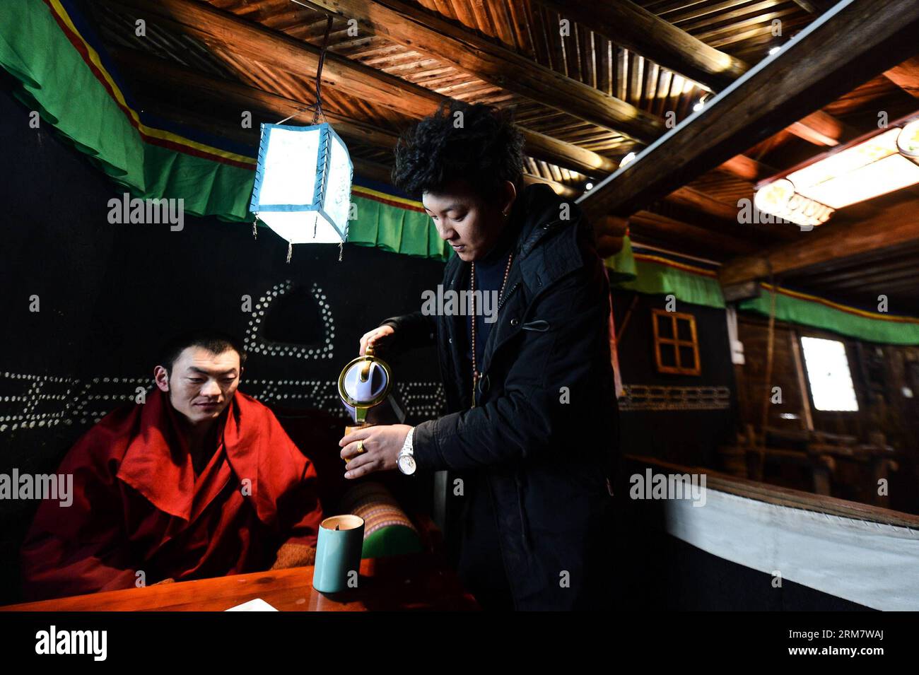 Waiter serving family in restaurant hi-res stock photography and images ...