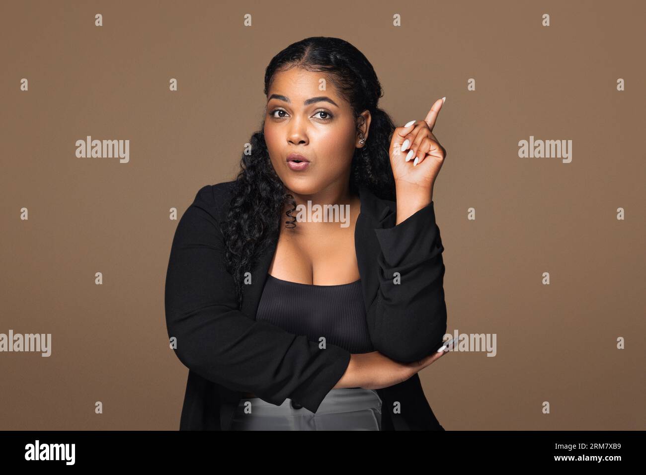 Surprised brazilian body positive lady having creative idea ...