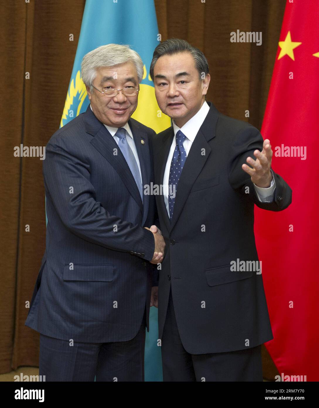(140320) -- BEIJING, (Xinhua) -- Chinese Foreign Minister Wang Yi (R ...
