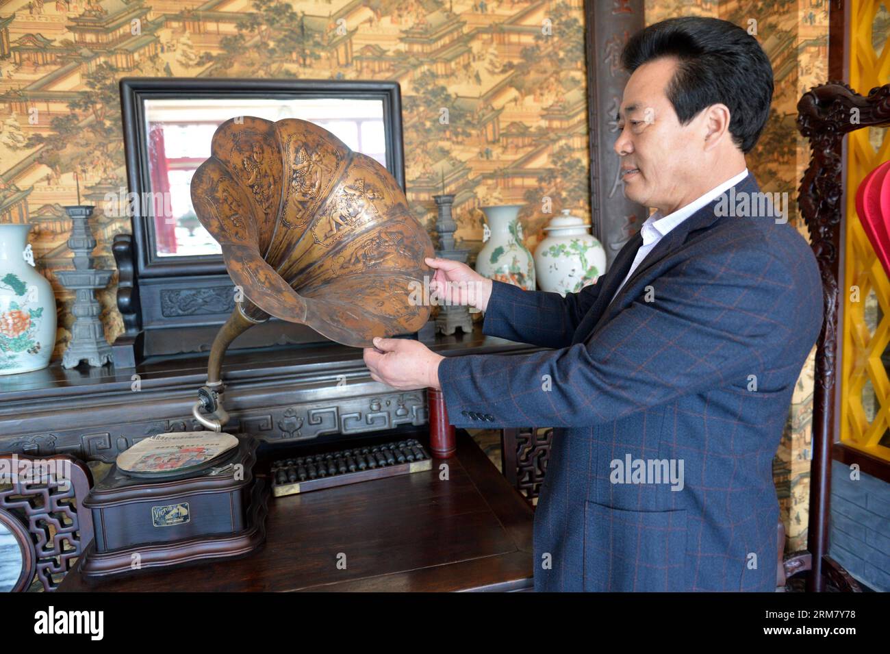 Shutong zhang of china hi-res stock photography and images - Alamy