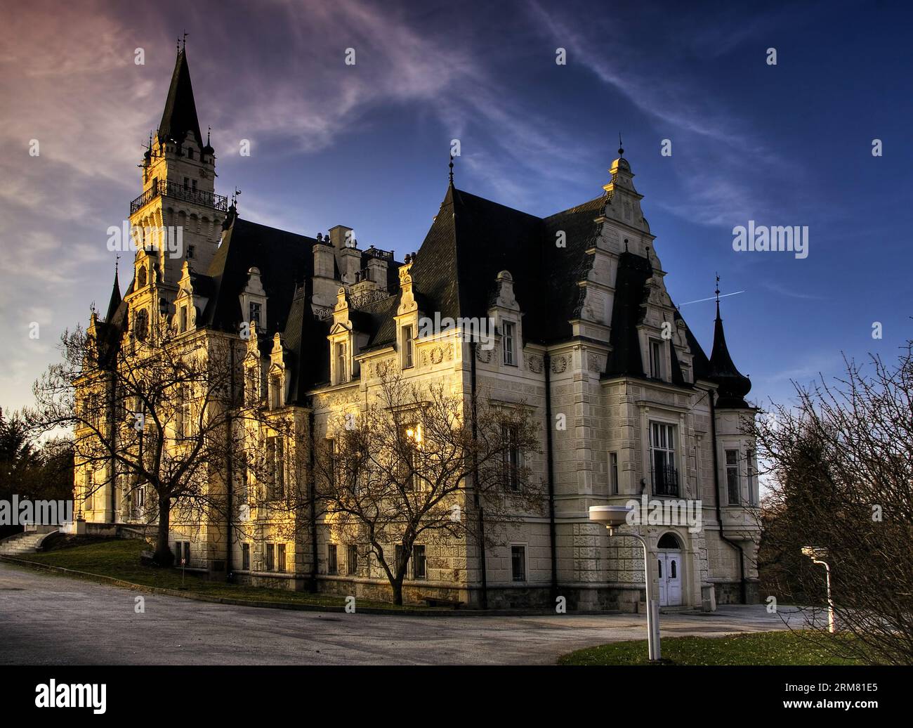 Creepy manor hi-res stock photography and images - Alamy