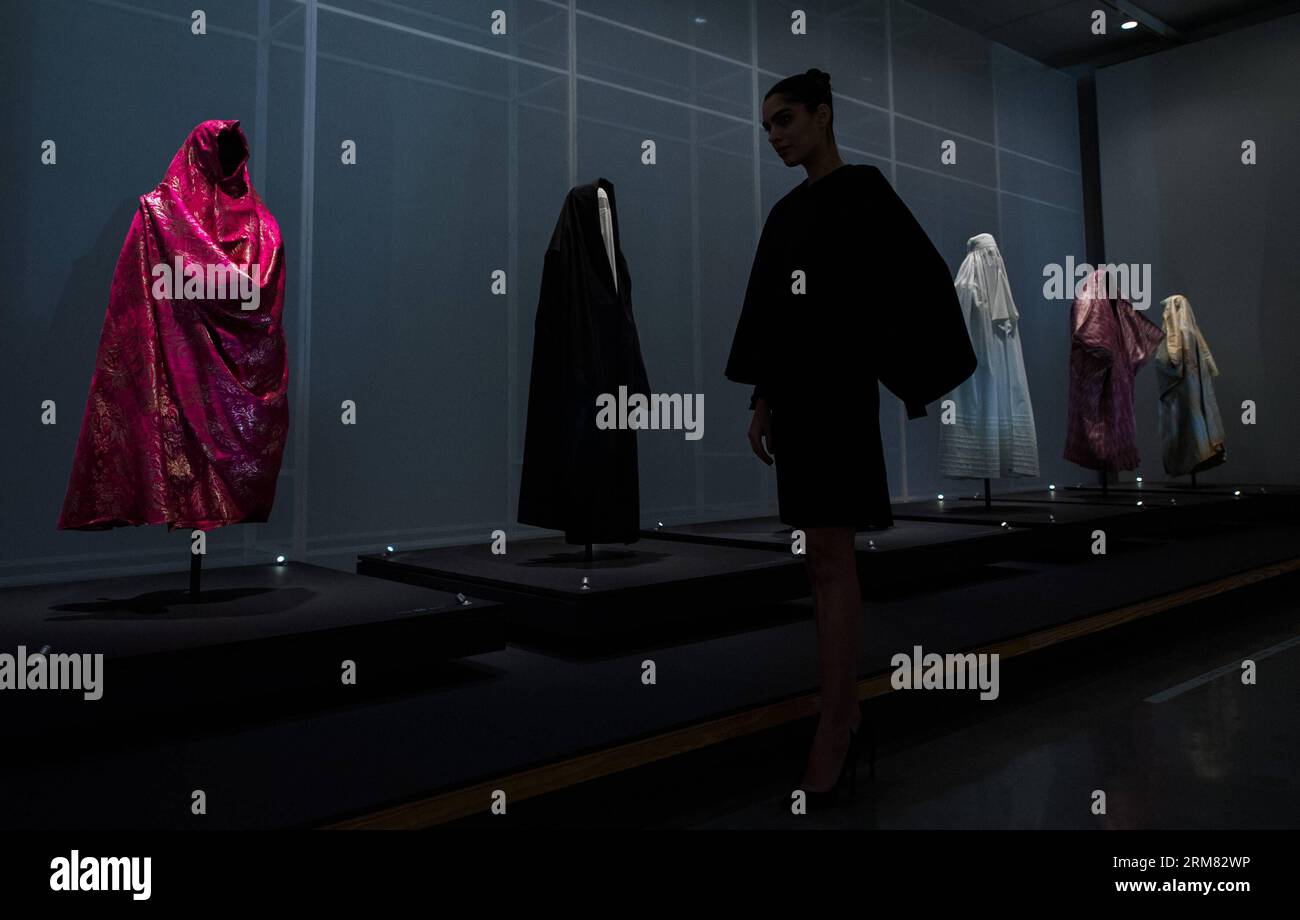 (140325) -- JERUSALEM, March 25, 2014 (Xinhua) -- A model presents a ...