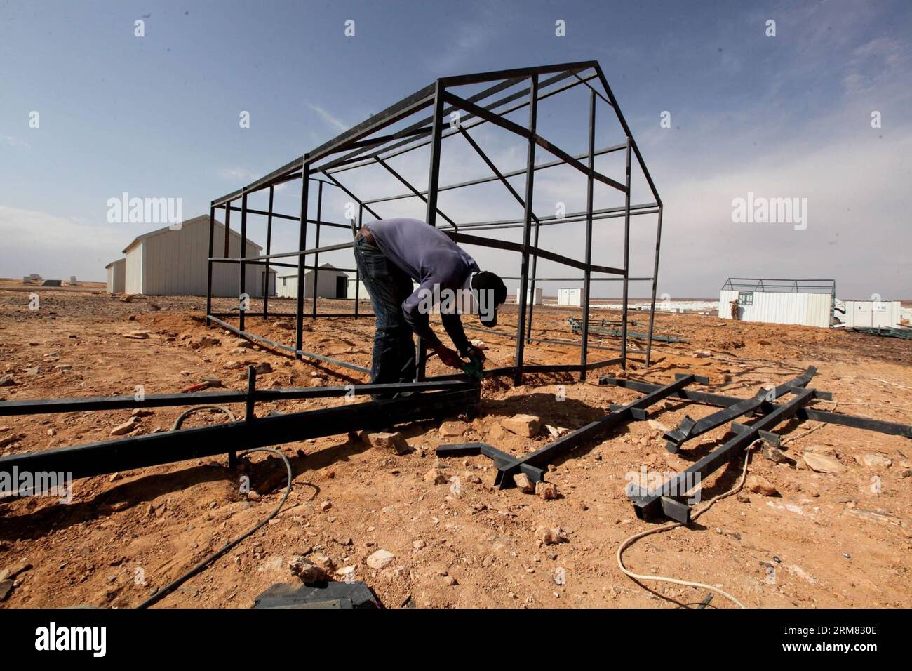 (140325) -- Amman, March 25, 2014 (Xinhua) -- A Jordanian worker ...