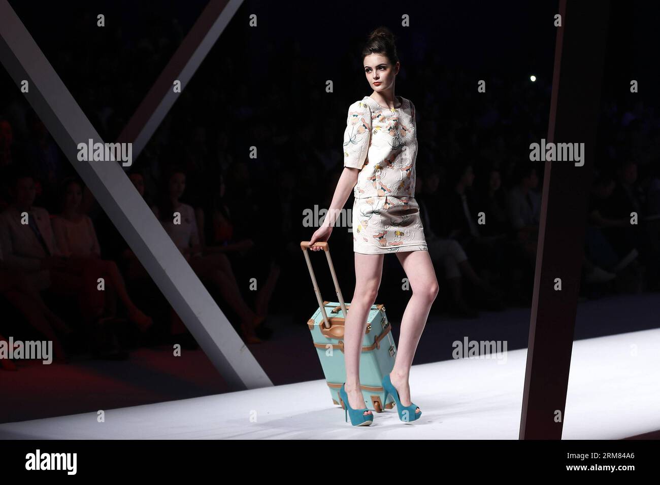 (140327) -- BEIJING, March 27, 2014 (Xinhua) -- A model presents a ...