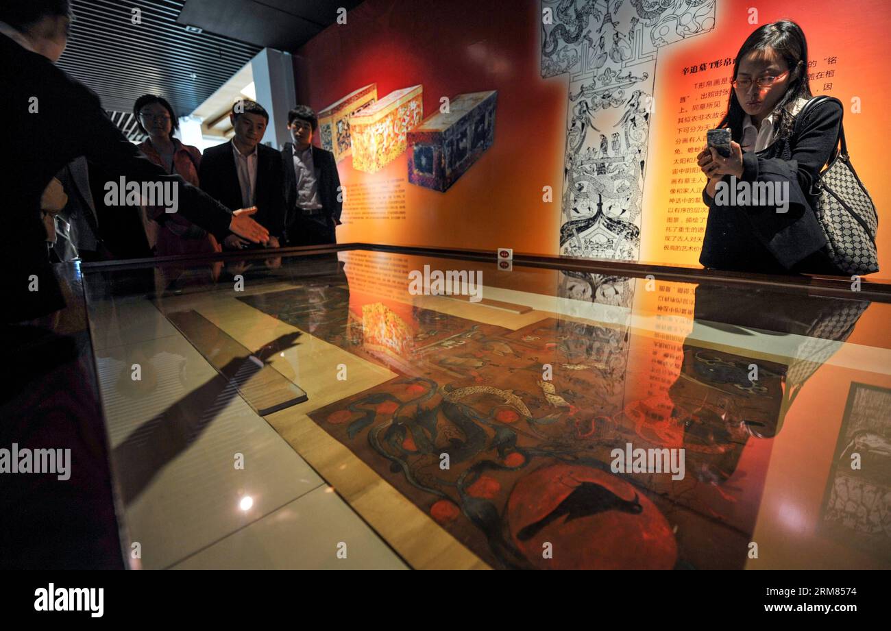 Hunan museum silk hi-res stock photography and images - Alamy