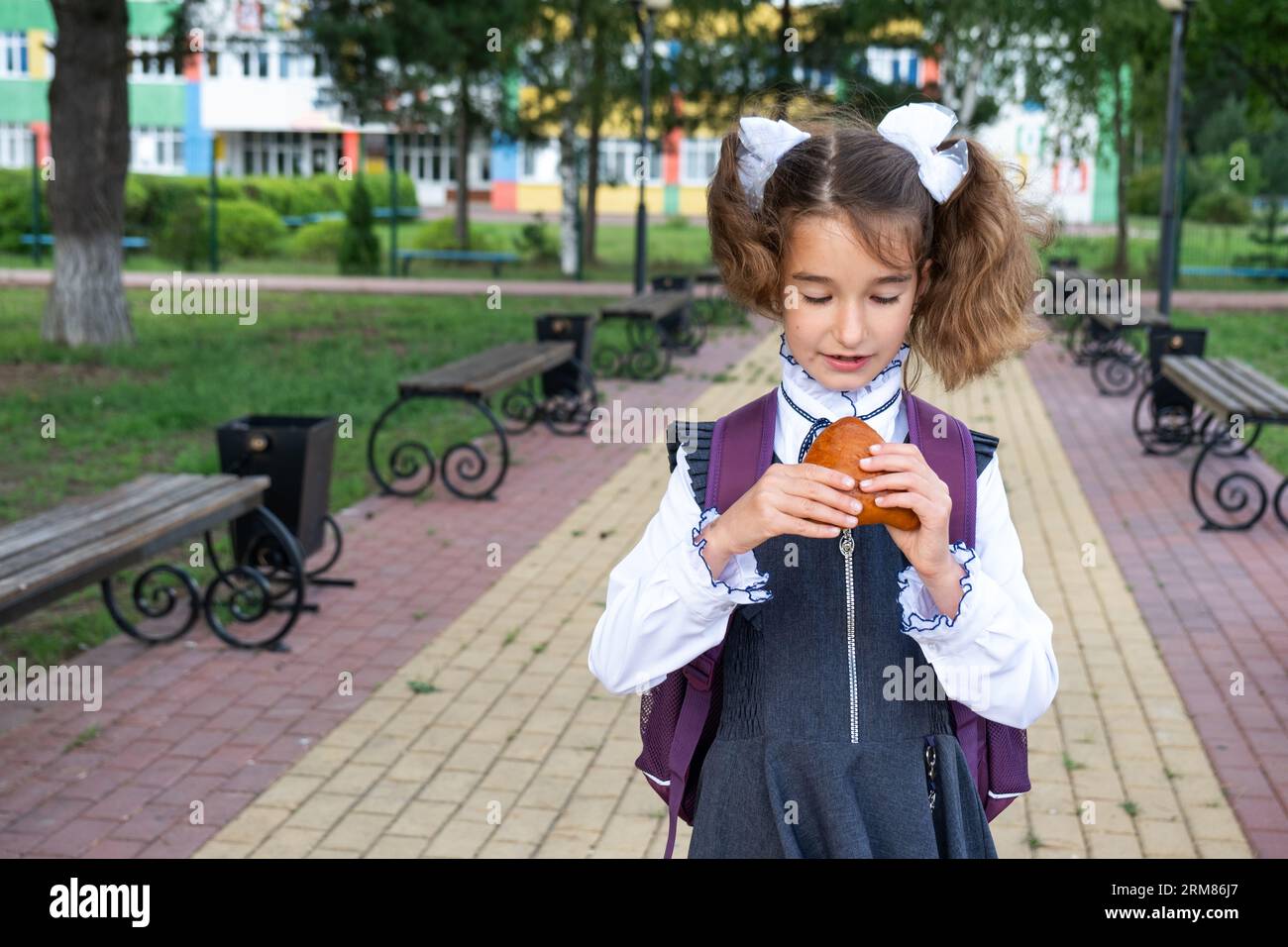 Student eating classroom hi-res stock photography and images - Alamy