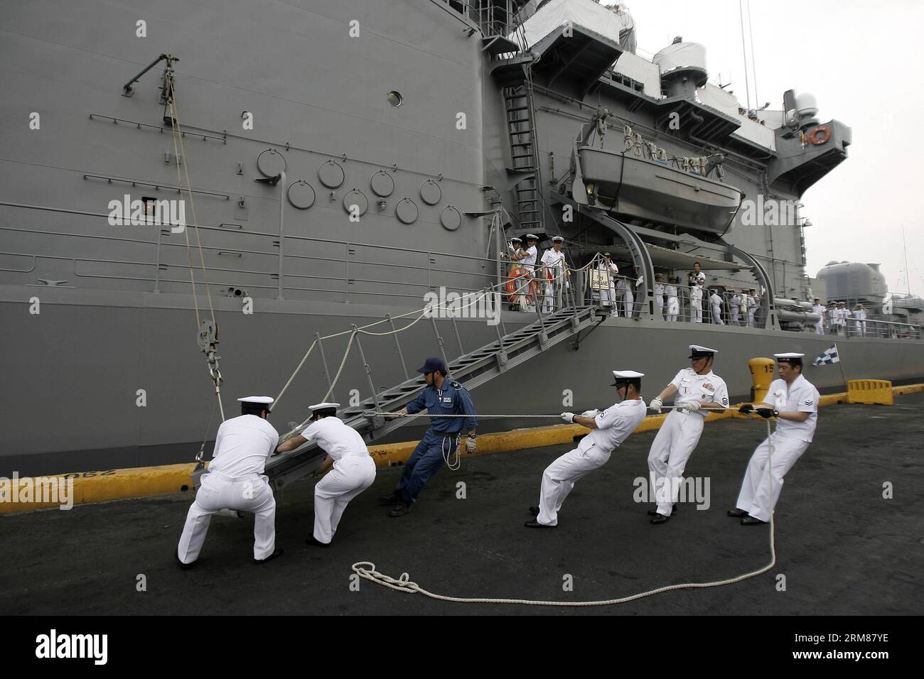 (140402) -- MANILA, April 2, 2014 (Xinhua) -- Crews of the Japanese ...